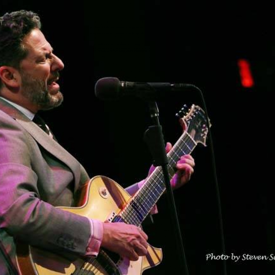 John Pizzarelli’s Wreath of Wit and Rhythm