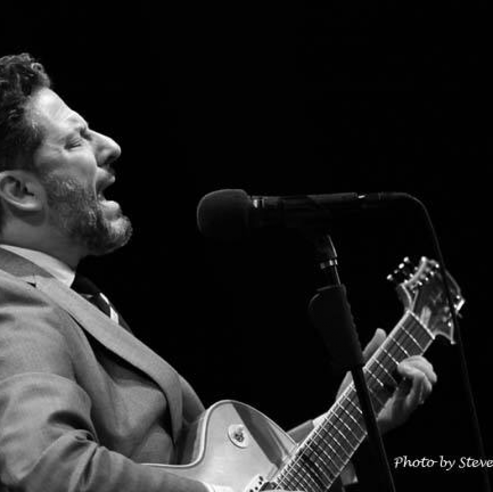 John Pizzarelli’s Wreath of Wit and Rhythm