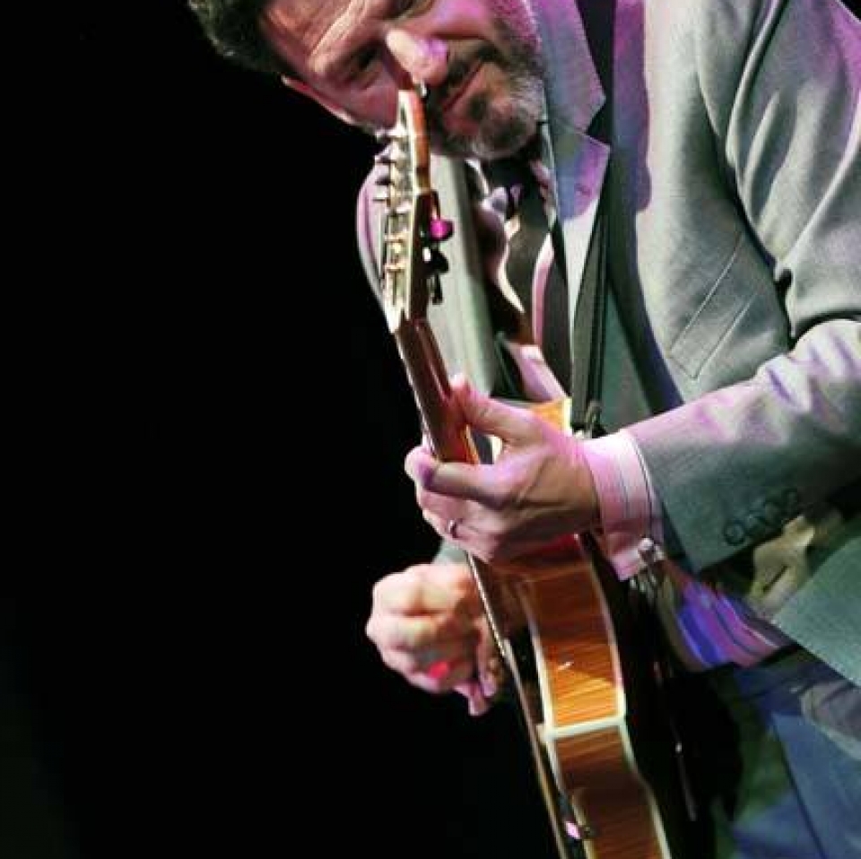 John Pizzarelli’s Wreath of Wit and Rhythm